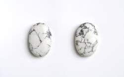 Howlite 101: Meaning, Healing Properties & Benefits